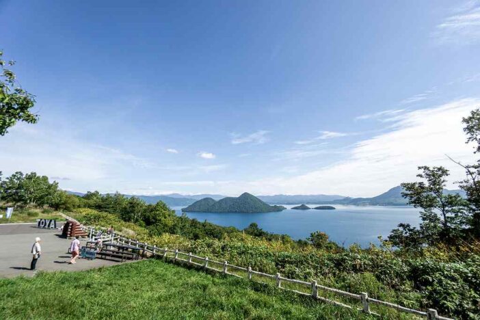 「サイロ展望台」から洞爺湖を一望しよう！支笏洞爺国立公園の広大な景色を楽しめる展望台！【洞爺湖町】 | 旅々PHOTO