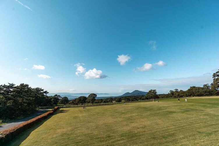 放牧の牛に会いに行こー！『大山まきばみるくの里』はソフトクリームも絶品！ | 旅々PHOTO